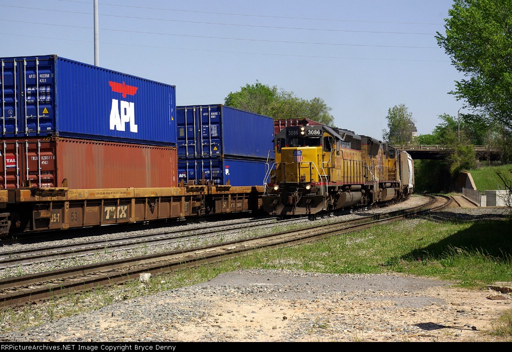 UP 3806 and 3779 lead UP freight across the I 20 bridge